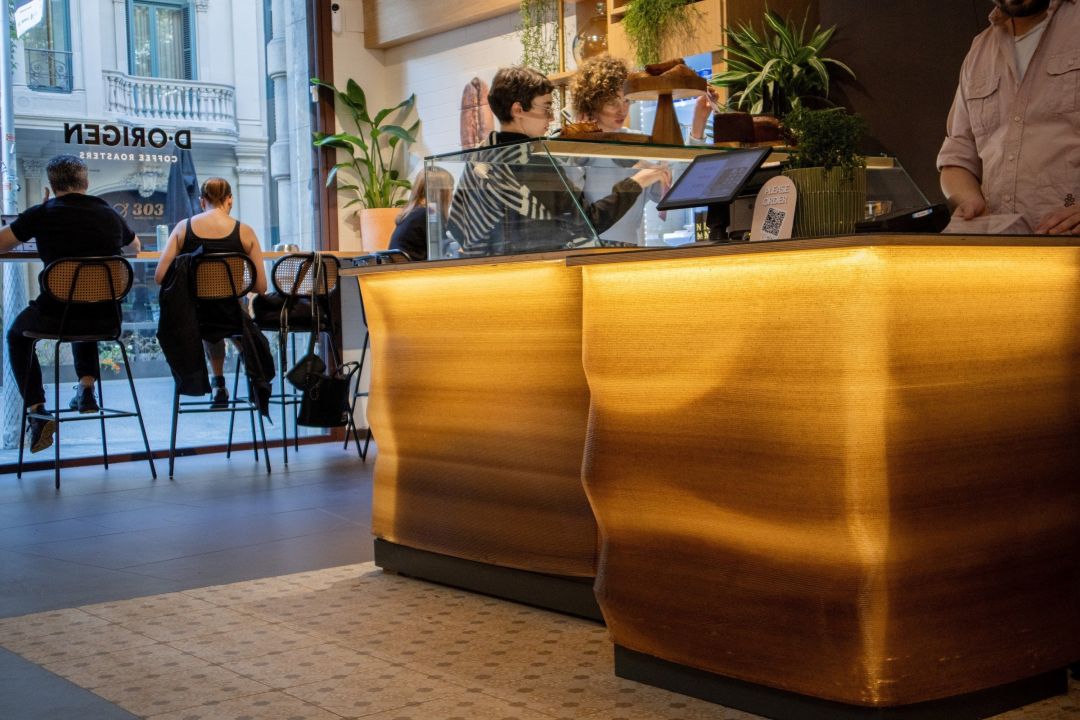 Café in Barcelona begeistert mit 3D-Druck-Möbeln aus Kaffeesatz